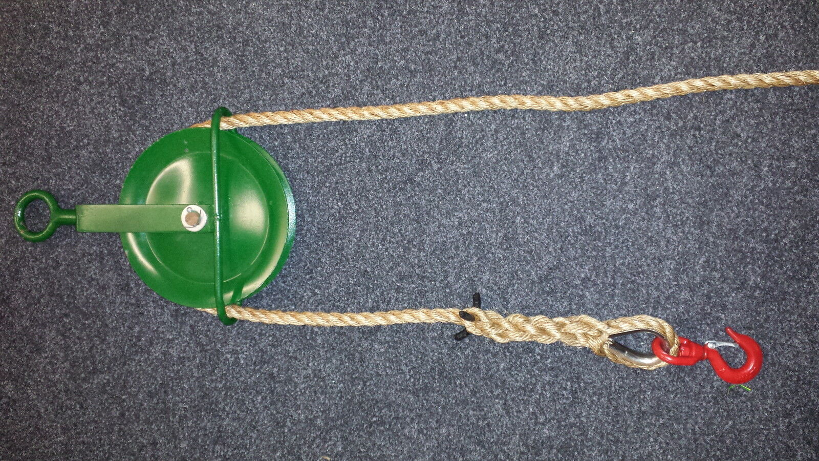 Gin Wheel with Rope 30M of Manila Rope and 1.5 Ton Swivel Hook-Roofing ...